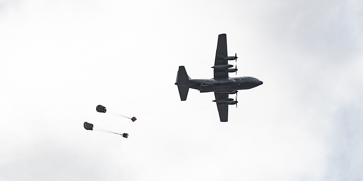 Heads up at airdrop exercise - New Zealand Defence Force