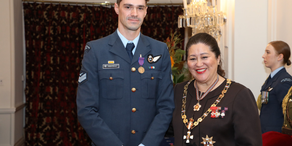 Aviator honoured with bravery award - New Zealand Defence Force