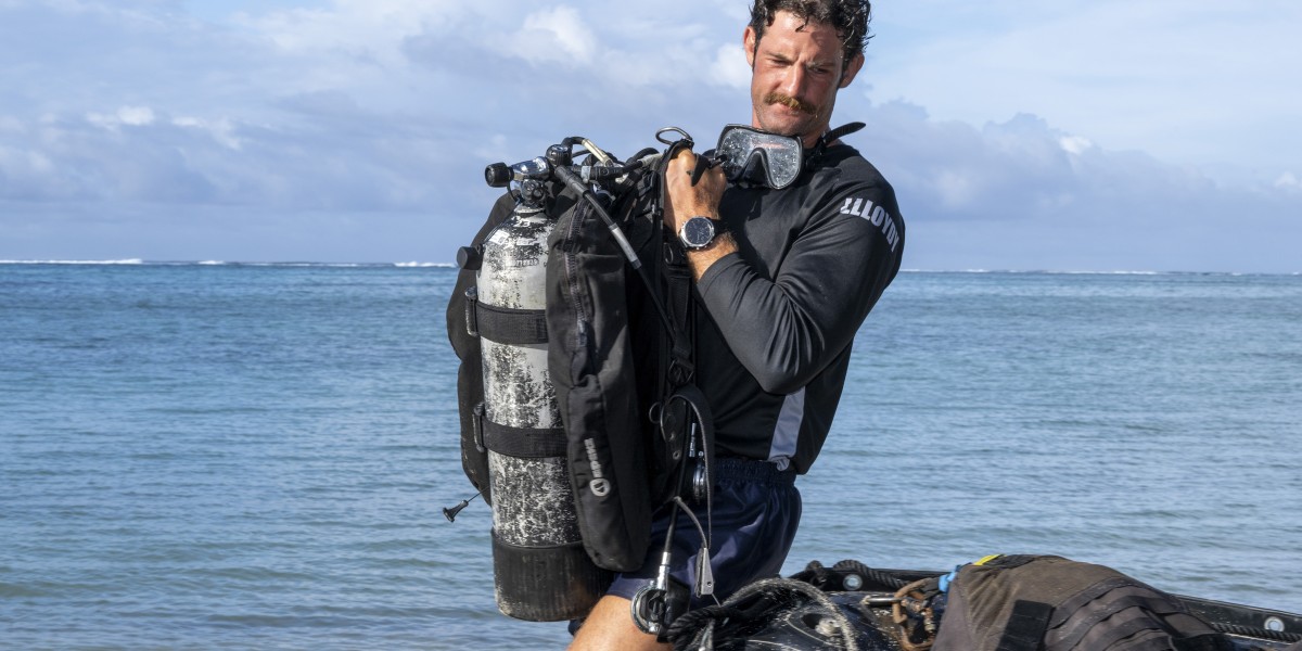 Navy diver who led team during HMNZS Manawanui response receives award ...