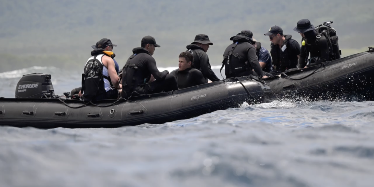 Navy divers carry out daily reconnaissance on HMNZS Manawanui - New ...