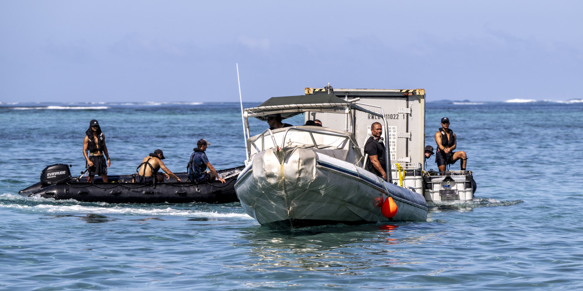 Two containers successfully removed from reef after HMNZS Manawanui ...